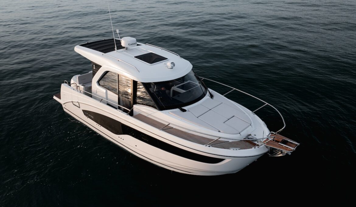 Antares 9 by Beneteau: introducing the perfect weekender - Salone ...